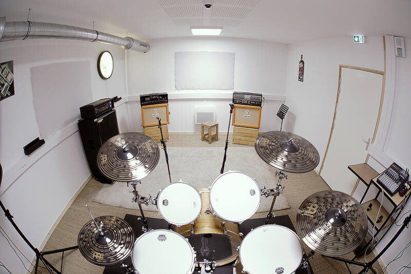 THE BLACK LAB – Music & Food With Attitude